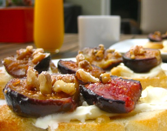 caramelized fig breakfast bruschetta | daisy's world